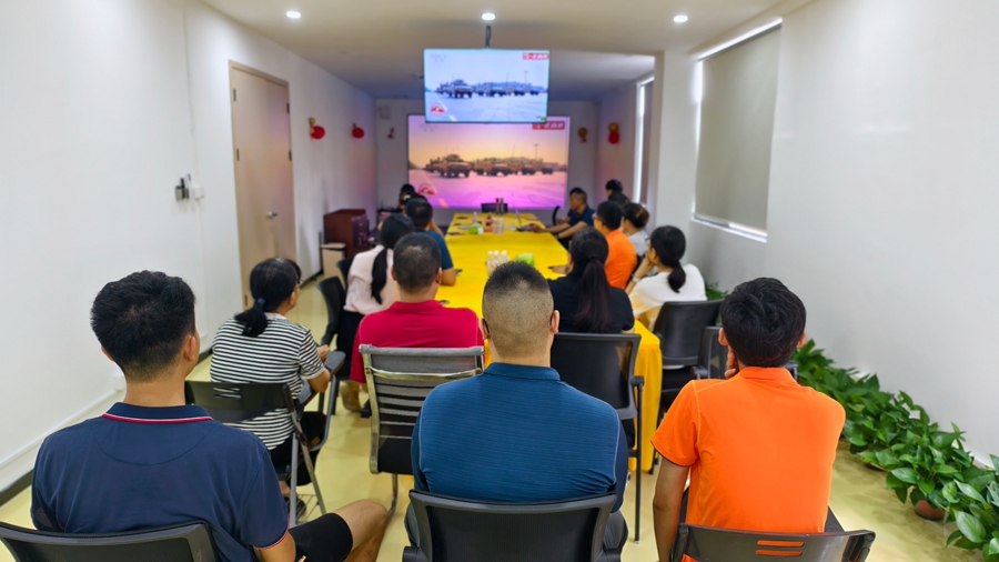 Max Games watched the military parade together. - MAX GAMES